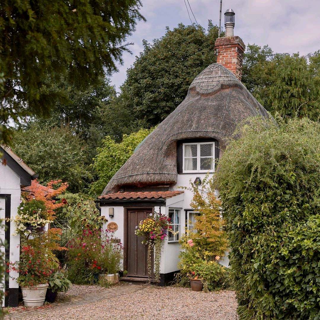 I would love to live in an English cottage, it looks very peaceful ️ 英国 ...