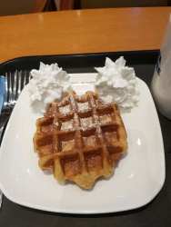 waffle and milk tea from Ediya coffee - armink's Moment on HelloTalk